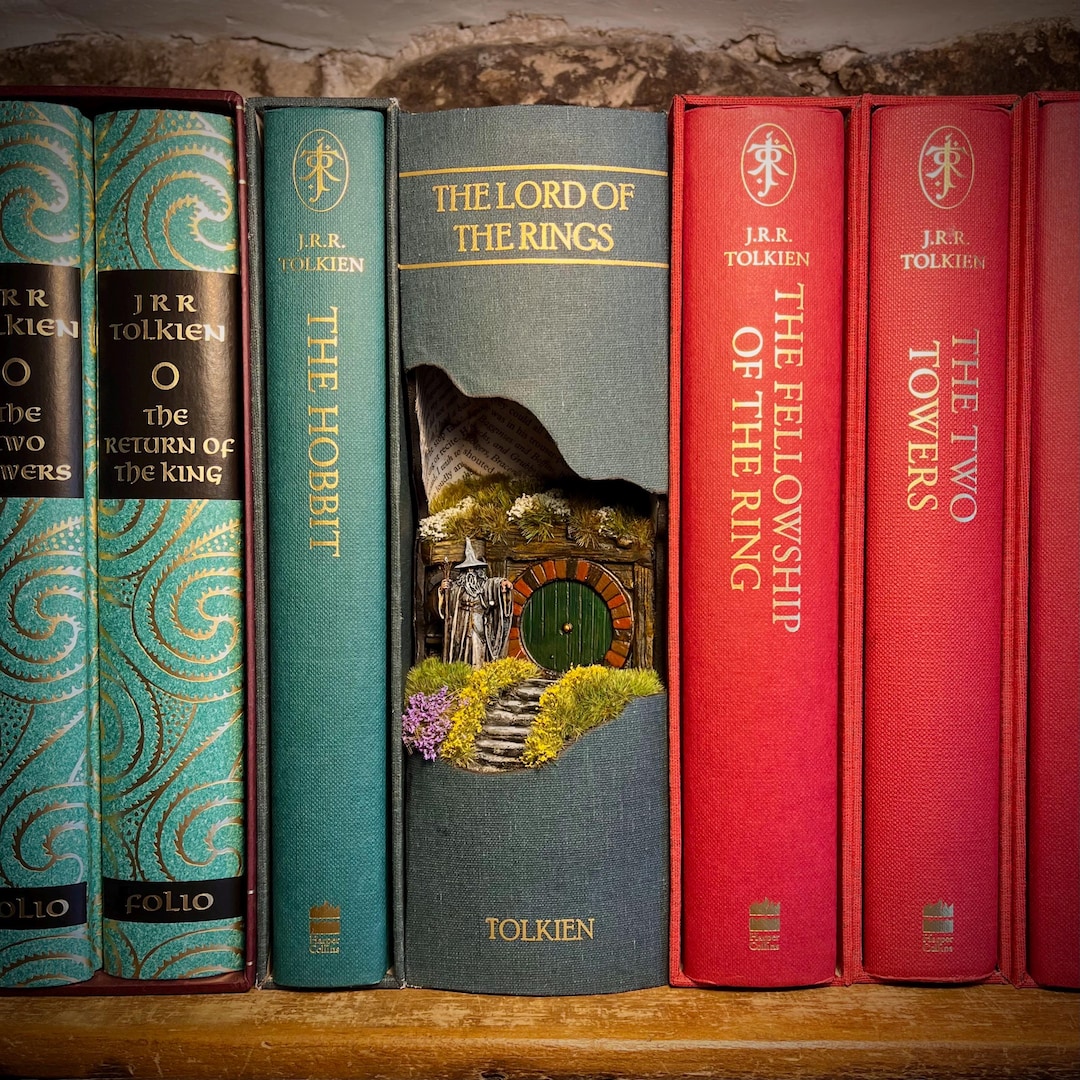 Handmade Hobbit Hole Book Nook – Miniature Diorama Inspired by Tolkien ...