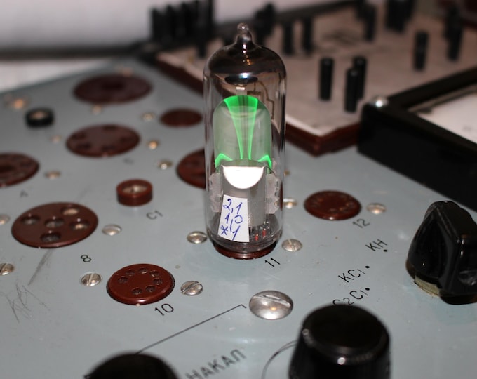 Vintage Model R-1131 With Magic Eye Tube by Delco - Etsy