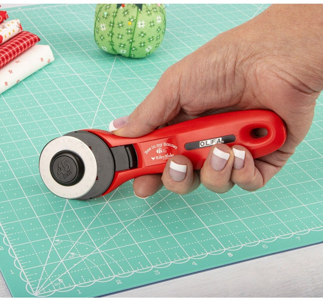 45mm ROTARY CUTTER - Red - Lori Holt - Lori Holt Edition - Olfa - Quick ...