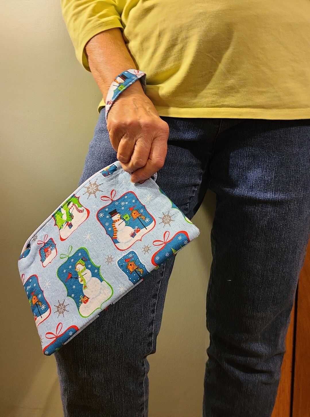 Christmas Snowmen Scene Wristlet, Cell Phone Purse, Change Purse ...