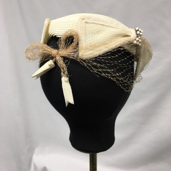 1950s Cream straw pillbox hat, tan netting veil, whit… - Gem