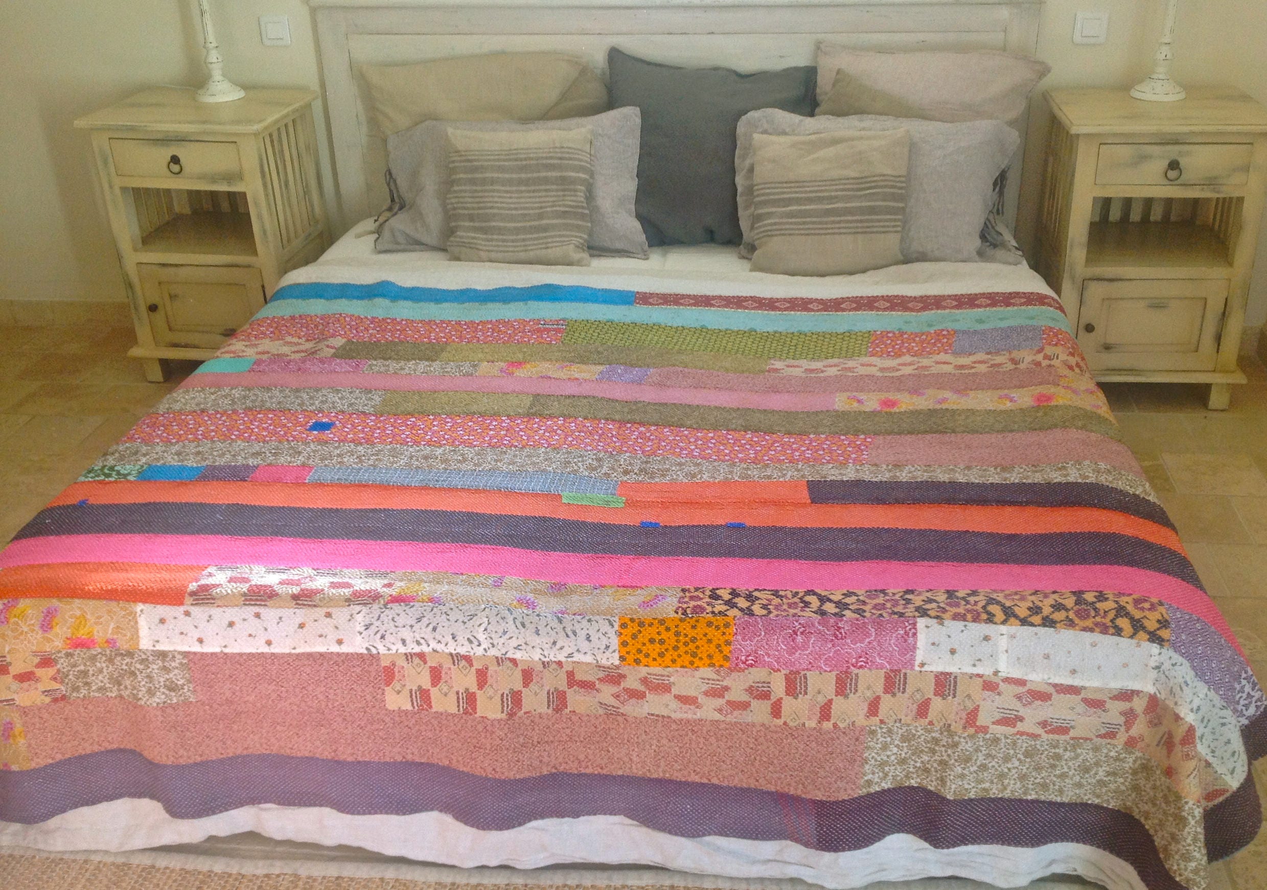 Couverture/couvre lit en patchwork réversible cousu main style Kantha en coton indien recyclé ...