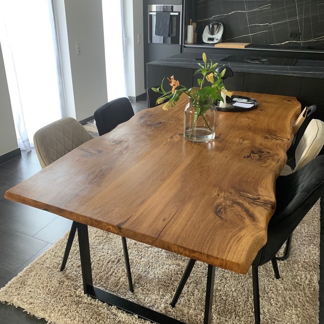 Table à manger en bois de chêne, table en bois massif avec bord d'arbre ...