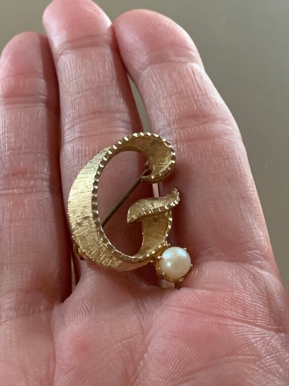 Initial "G" gold tone vintage monogram brooch - Gem