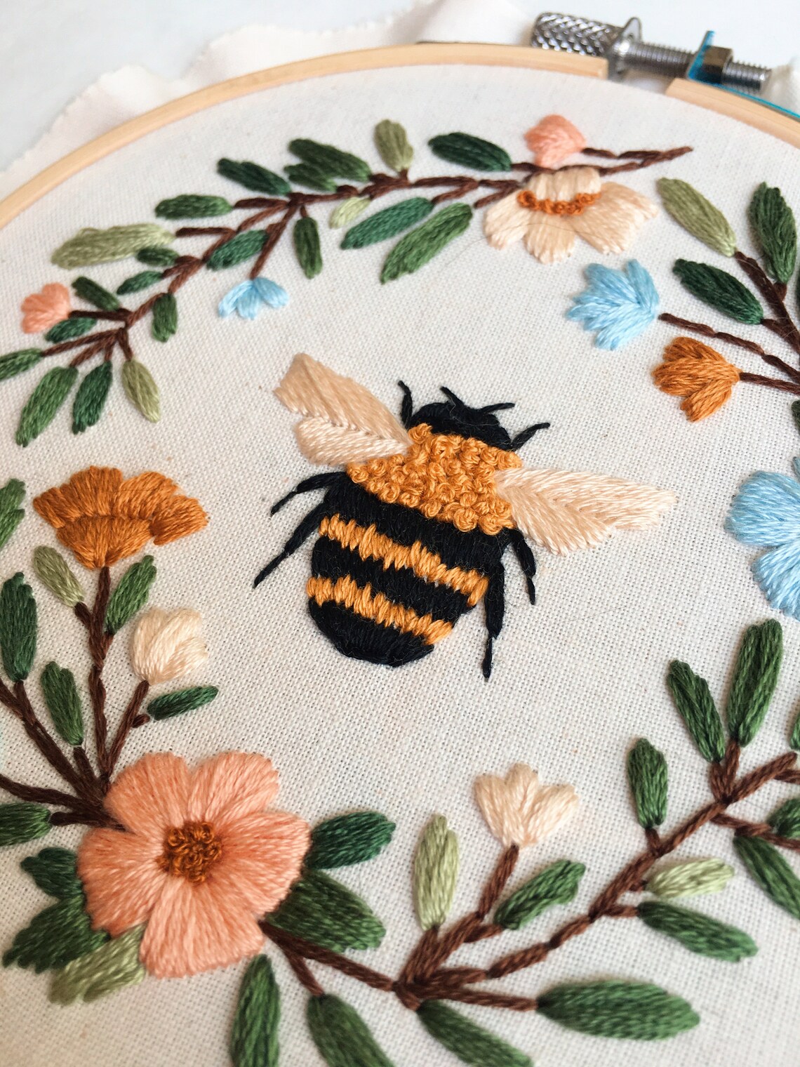 Bee Hand Embroidery Pattern Digital Download Embroidery - Etsy