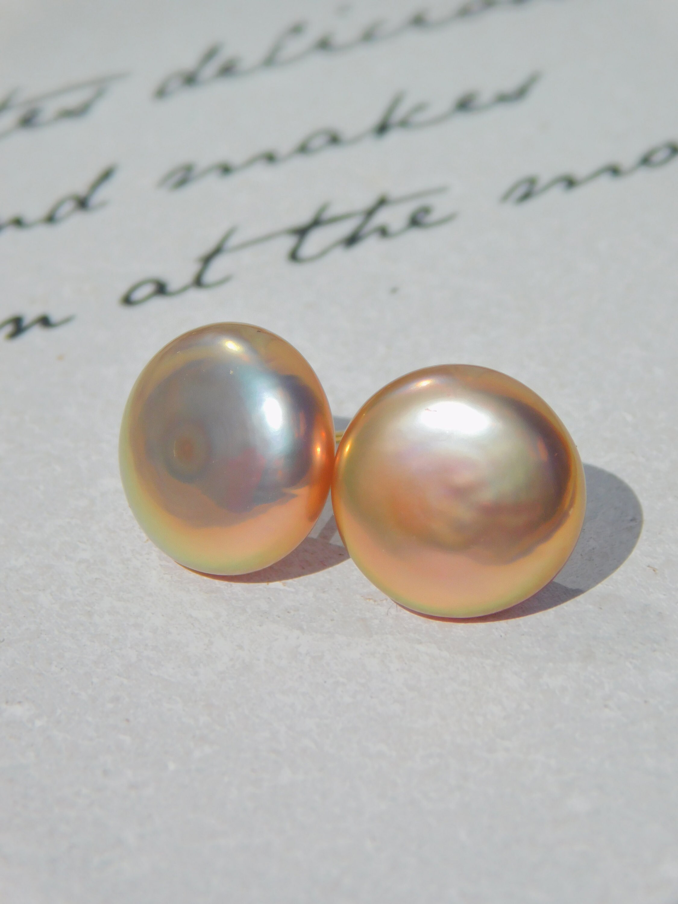 13.8mm Metallic Peach Coin Pearl Stud Earrings | Solid 18K Gold | AAA ...