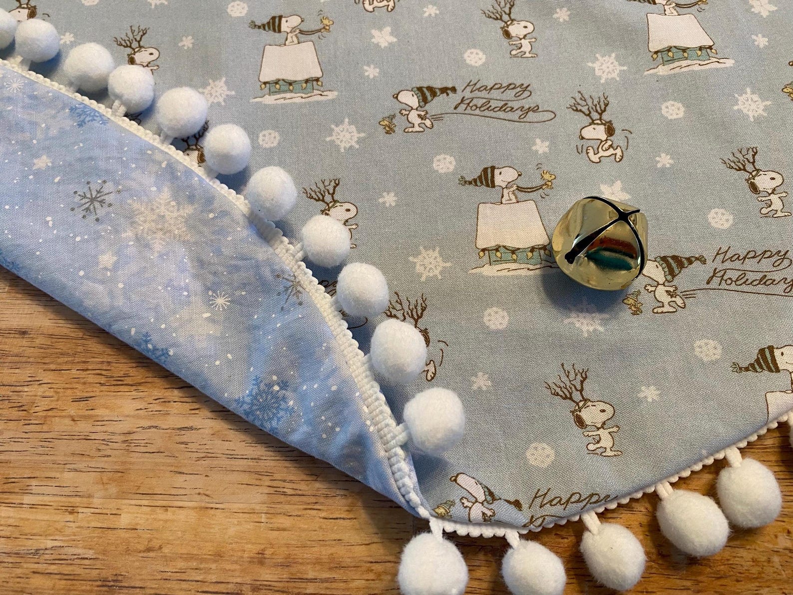 Peanuts Gang Christmas Table Runner: Snoopy & Woodstock, Light Blue ...