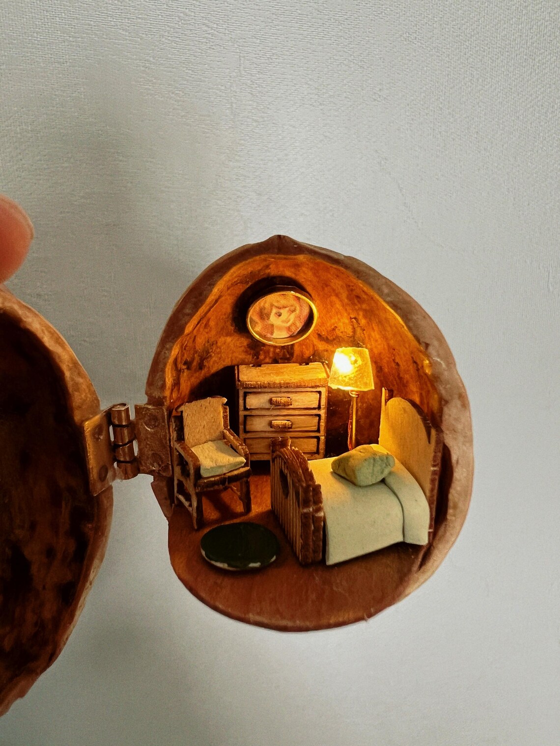 Walnut Shell Dollhouse With Mini Furniture: DIY Miniature Scene ...