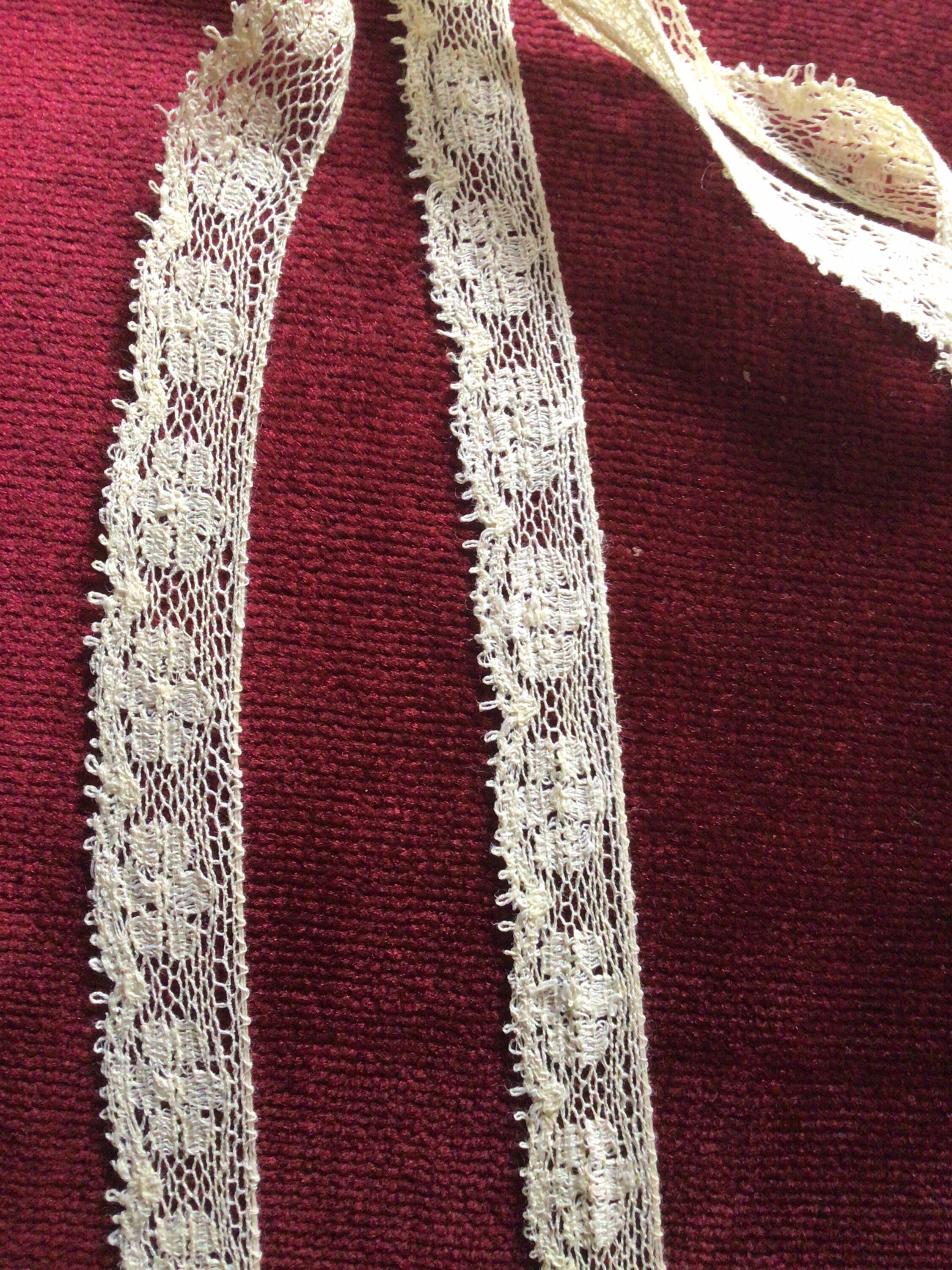 Sewing 11m lot of Calais lace in black cotton and measuring 1cm wide ...