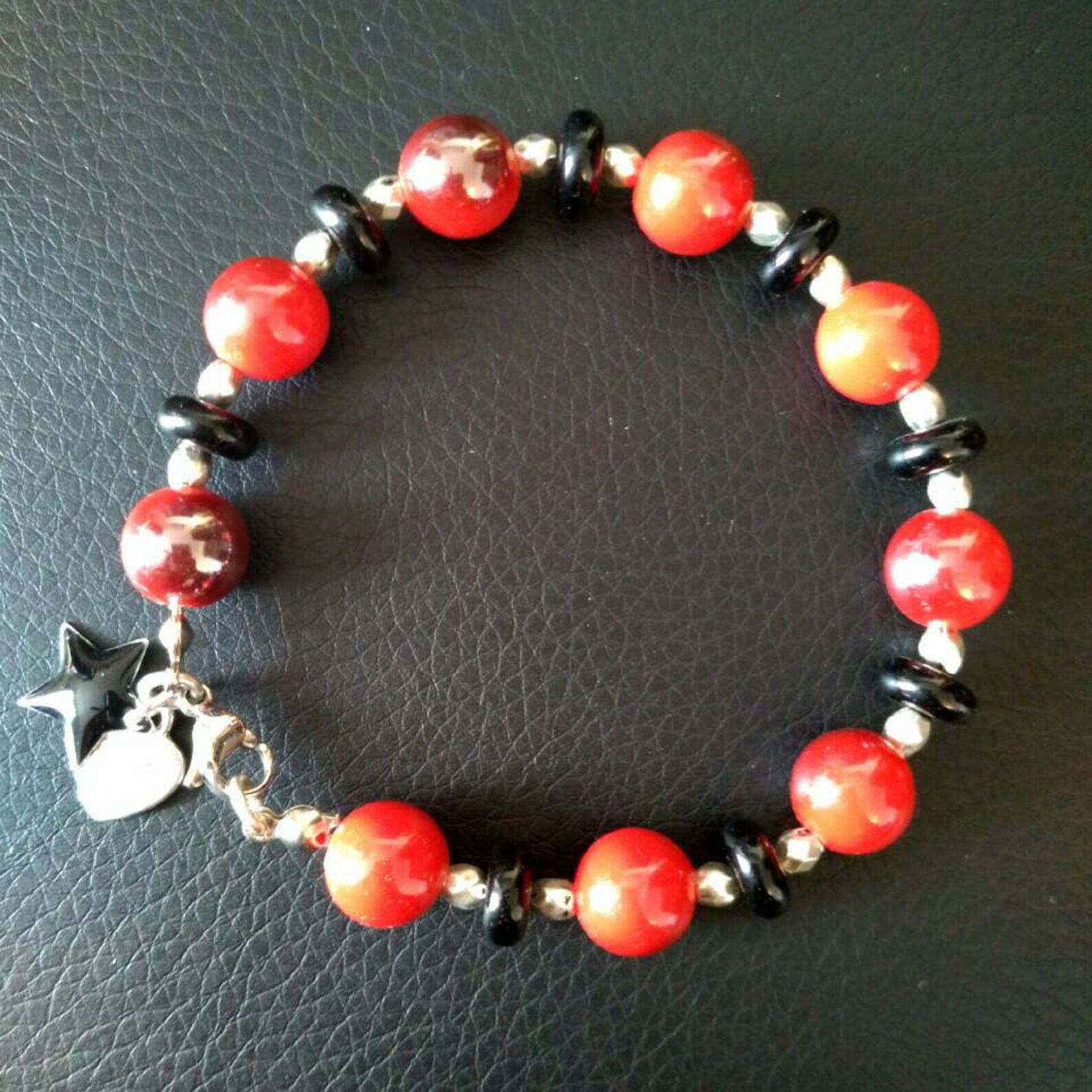 Bracelet Perles Rouges nacrées, noires et perles métal argenté avec ...