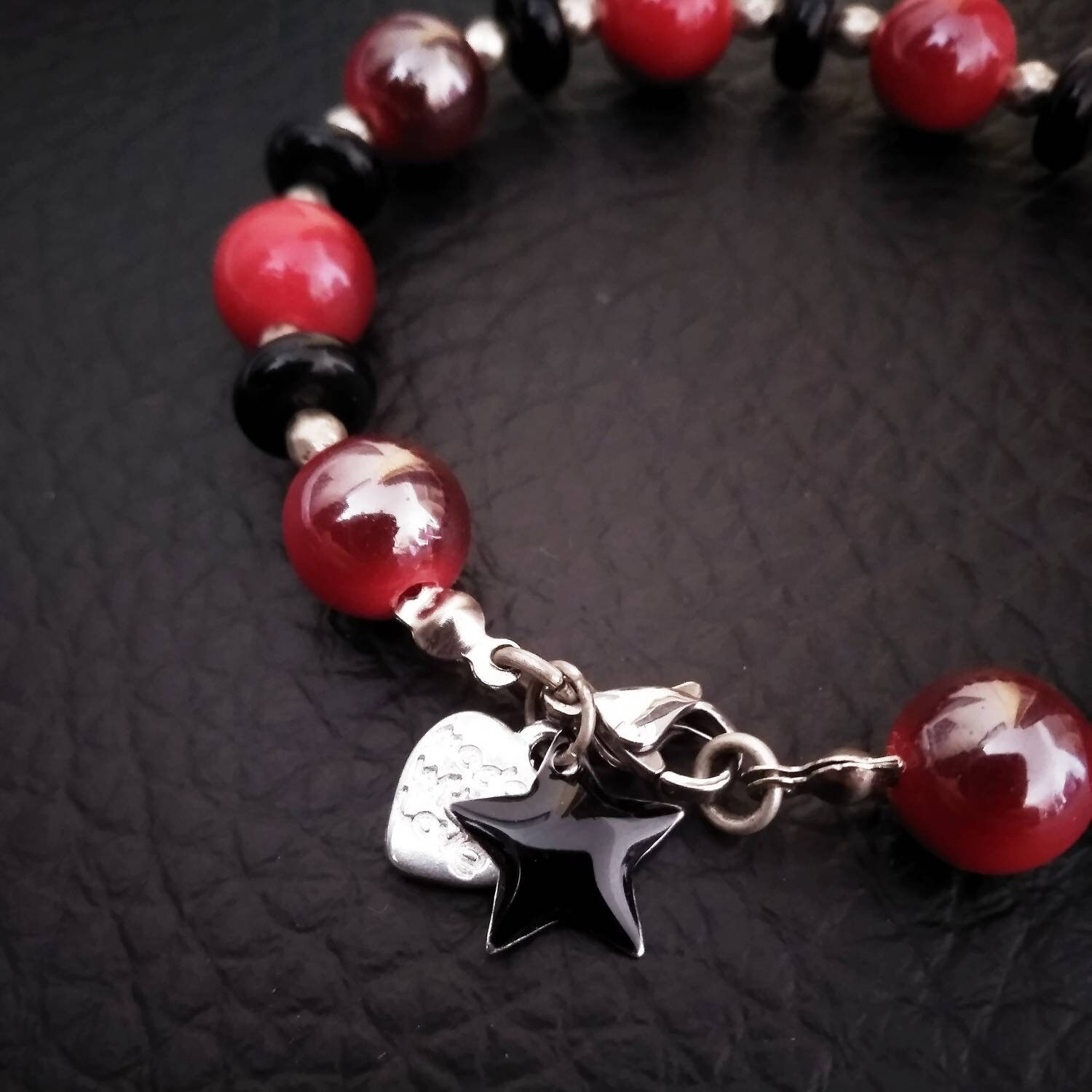 Bracelet Perles Rouges nacrées, noires et perles métal argenté avec ...