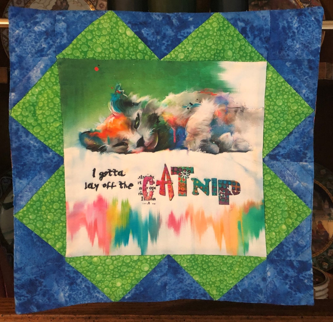 Freche Tiere - "Ich gotta legen die Katzenminze" - gesteppte Wandbehang ...