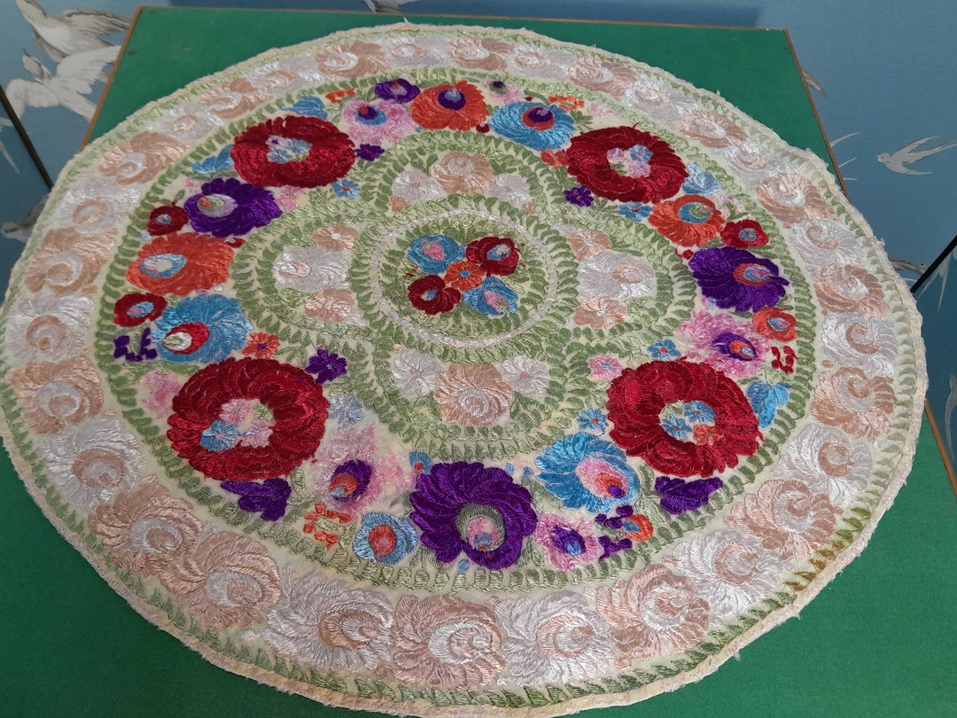 Antique Edwardian Embroidered Oval Tablecloth, Early 20th Century Side ...