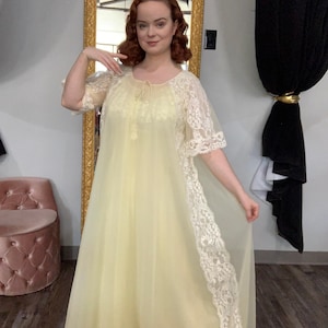 1960s 60s Vintage Light Yellow & Ivory Lace Full Length Peignoir ...