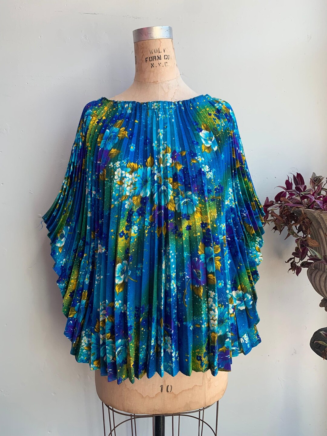1960s 1970s Vintage Bright Blue Hawaiian Tiki Floral Pleated Halftan ...