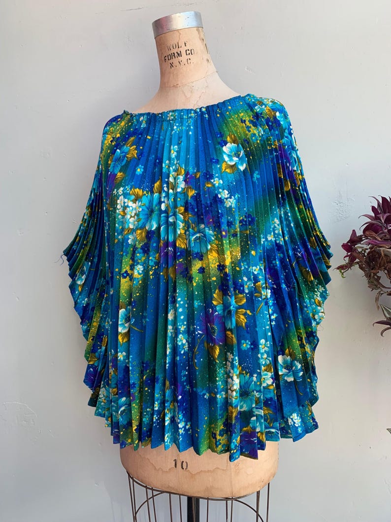 1960s 1970s Vintage Bright Blue Hawaiian Tiki Floral Pleated Halftan ...