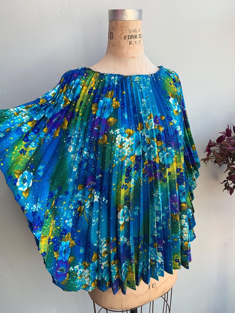 1960s 1970s Vintage Bright Blue Hawaiian Tiki Floral Pleated Halftan ...