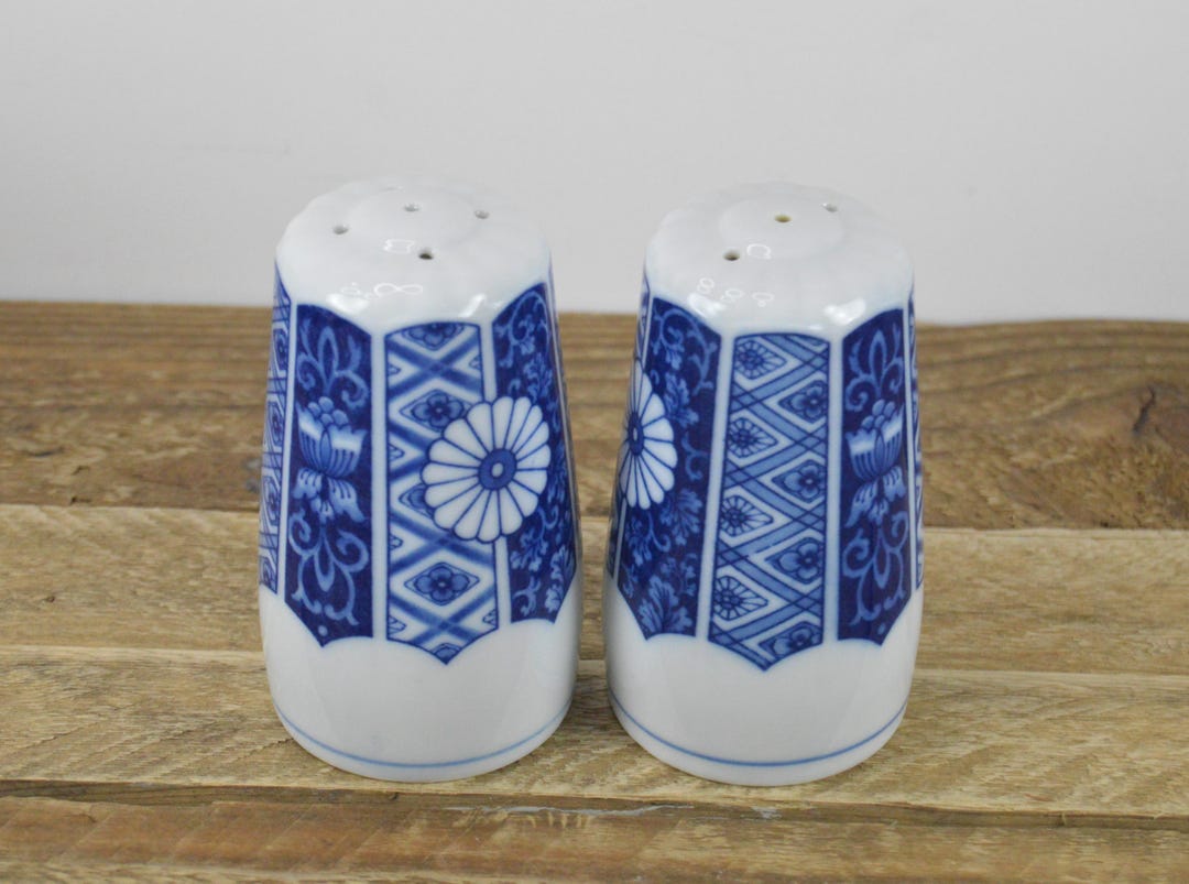 Lipper & Mann BLUE IMARI Salt and Pepper Shaker Set, 5/3 Holes, White ...