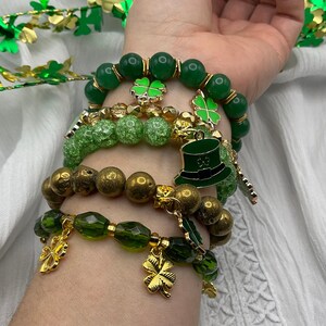 St Patrick’s Day Beaded Bracelets. Green & Gold Stretch Bracelets With ...