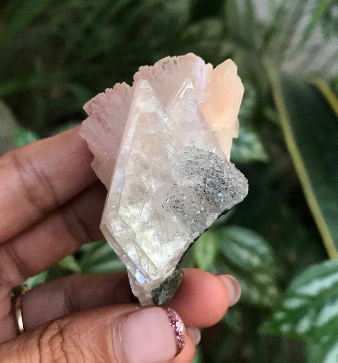 Light Shiny White and Solitaire Pink Hullendite/ Hollandite/ Heulandite ...