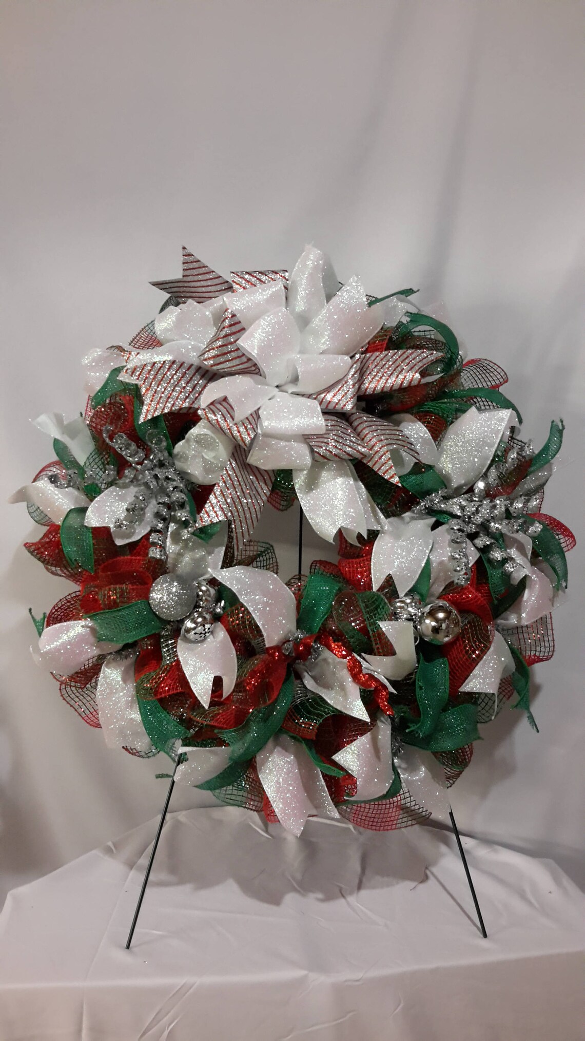 Traditional Christmas Holiday Wreath, Traditional Christmas Wreath ...