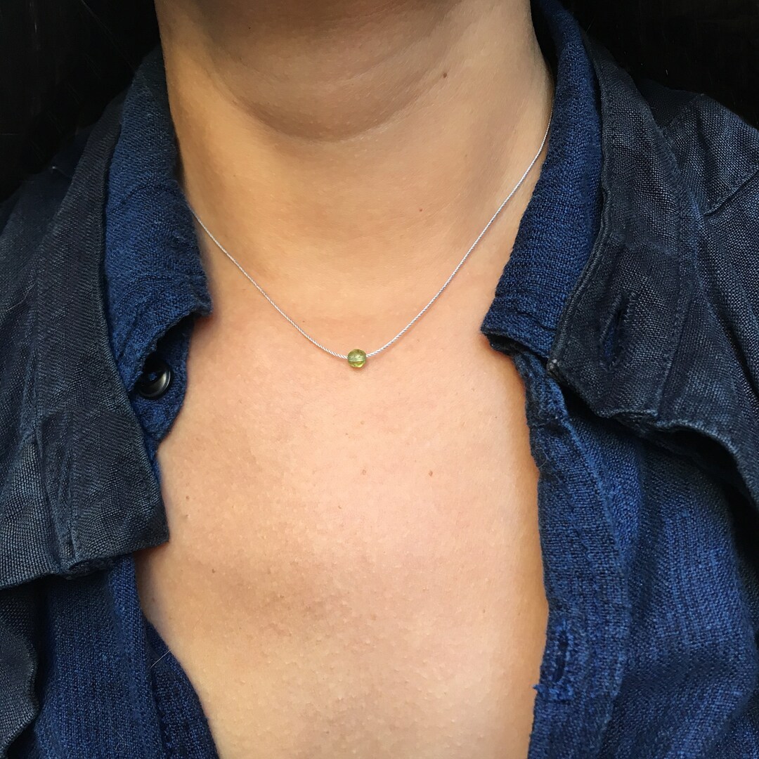 Collier péridot sur soie, Bijou minimaliste avec la pierre, péridot ...