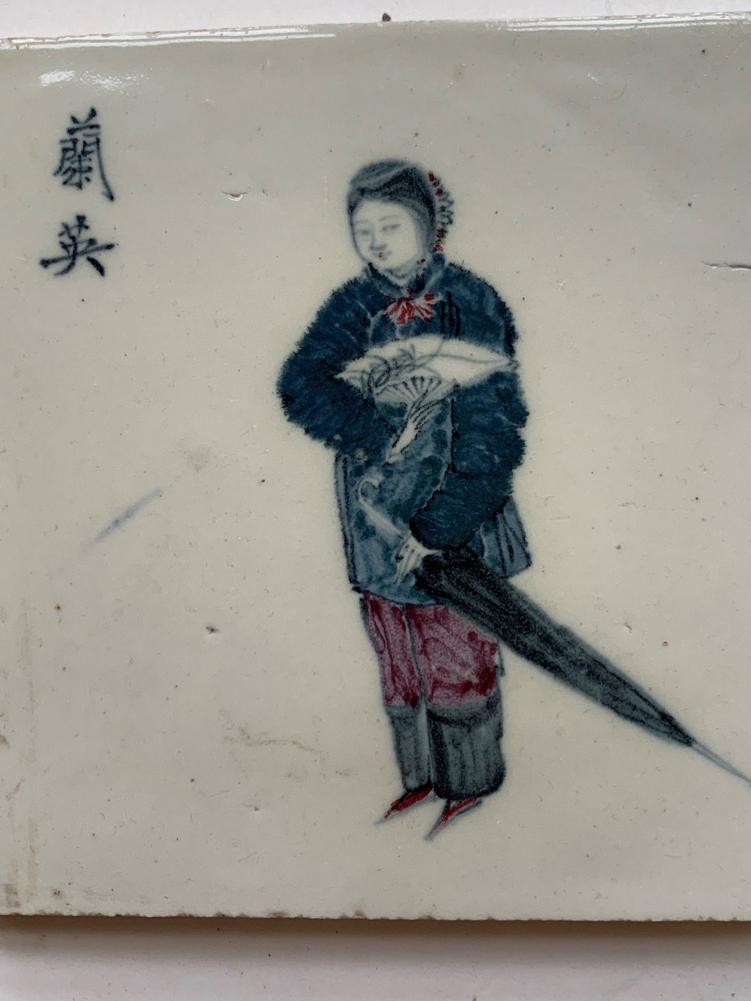 Chinees Porselein Polychrome Tegel Met Persoon En Karakters, Wu Jinhe ...