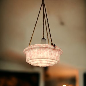 Art Deco Trapeze Schaal Lamp Hanglamp in Bewerkt Glas Met Roze Kleurige ...