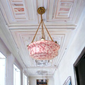 Art Deco Trapeze Schaal Lamp Hanglamp in Bewerkt Glas Met Roze Kleurige ...