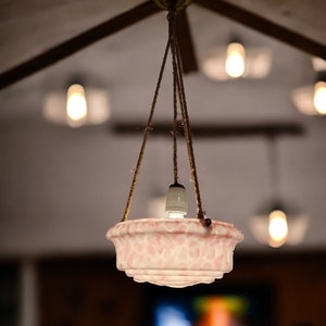Art Deco Trapeze Schaal Lamp Hanglamp in Bewerkt Glas Met Roze Kleurige ...