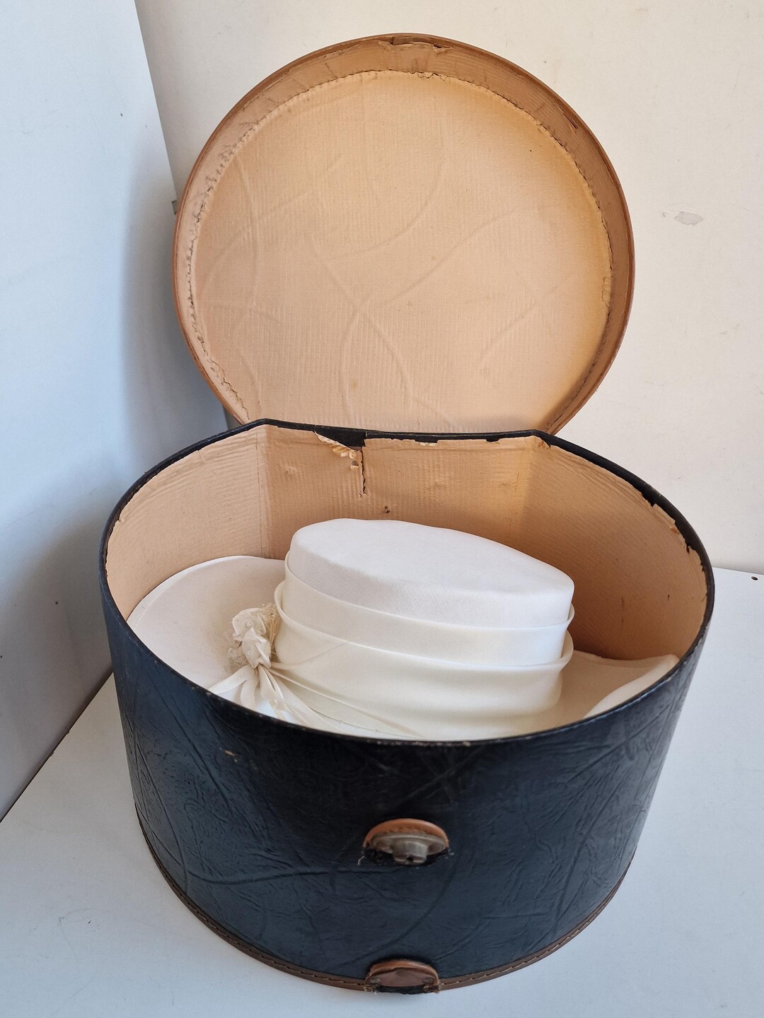 Oude Hoedendoos Met Hoed, Leather Hat Box With Matelot - Etsy