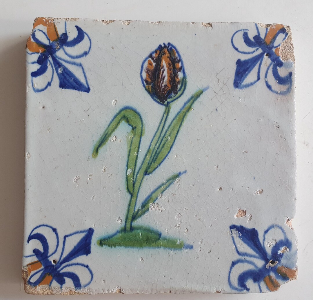 Rare carreau polychrome de Delft en Gouda floral hollandais, 1620 ...
