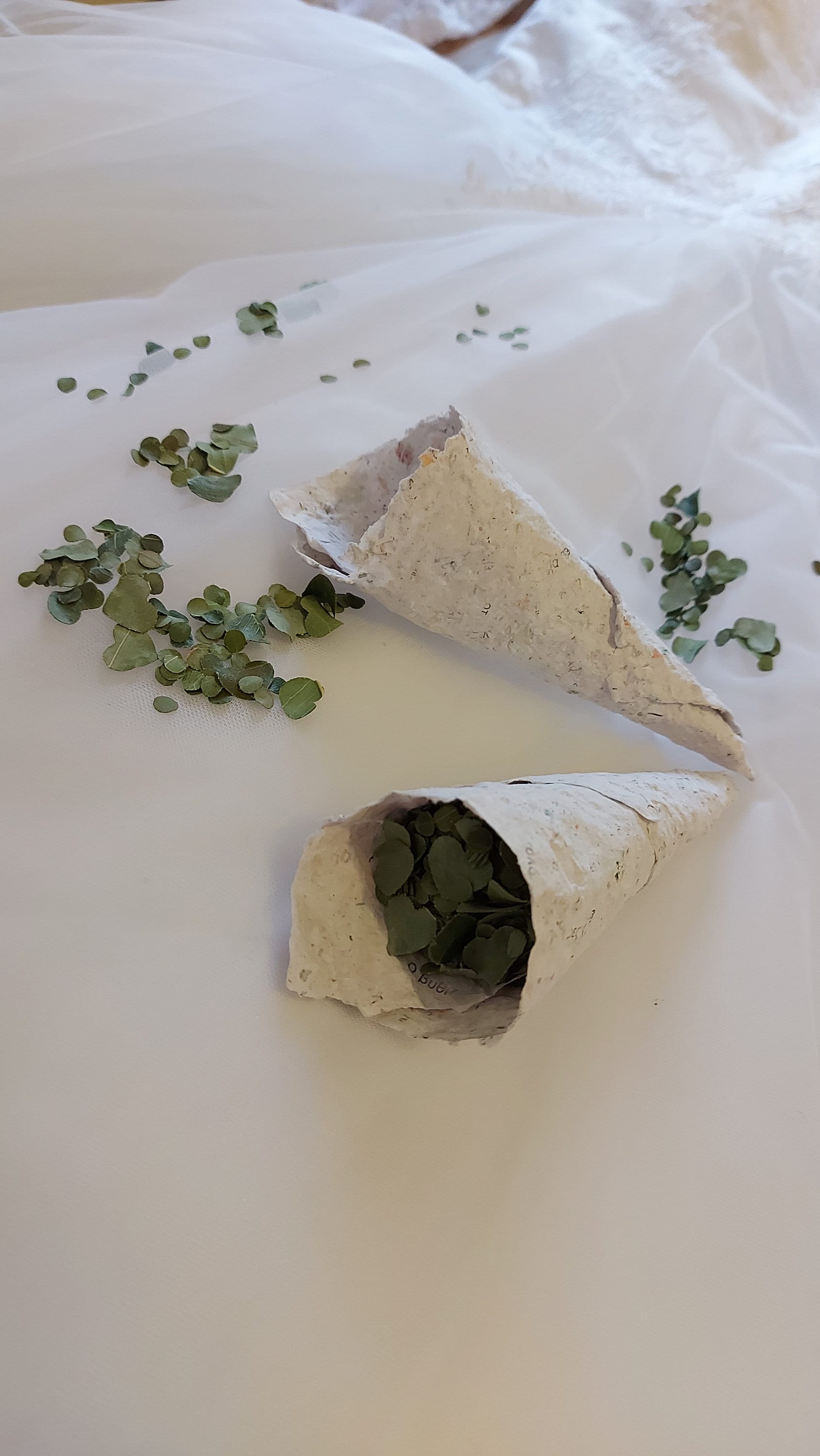 1/4 Cup Handcrafted Leaves Toss/confetti in Heart and Circle Shapes ...