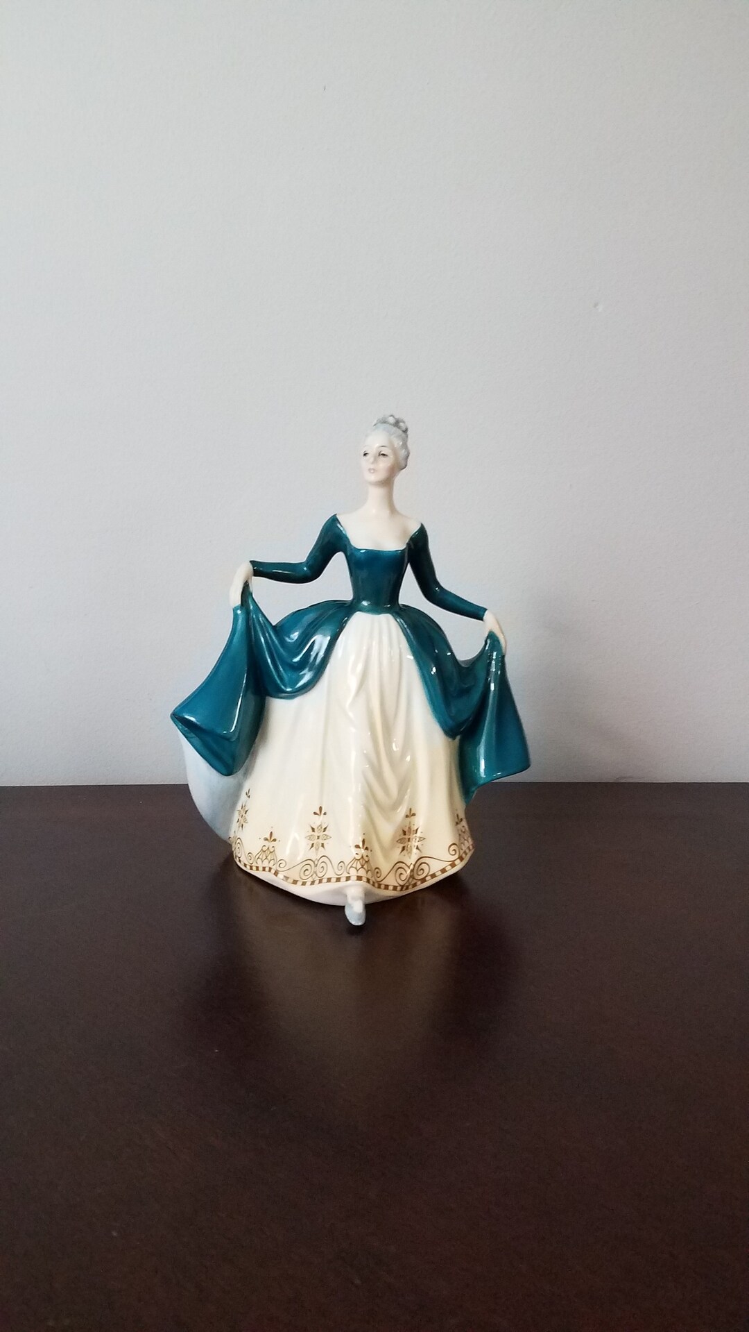 Royal Doulton 'regal Lady' HN 2709 (1974) Hand-painted Porcelain ...