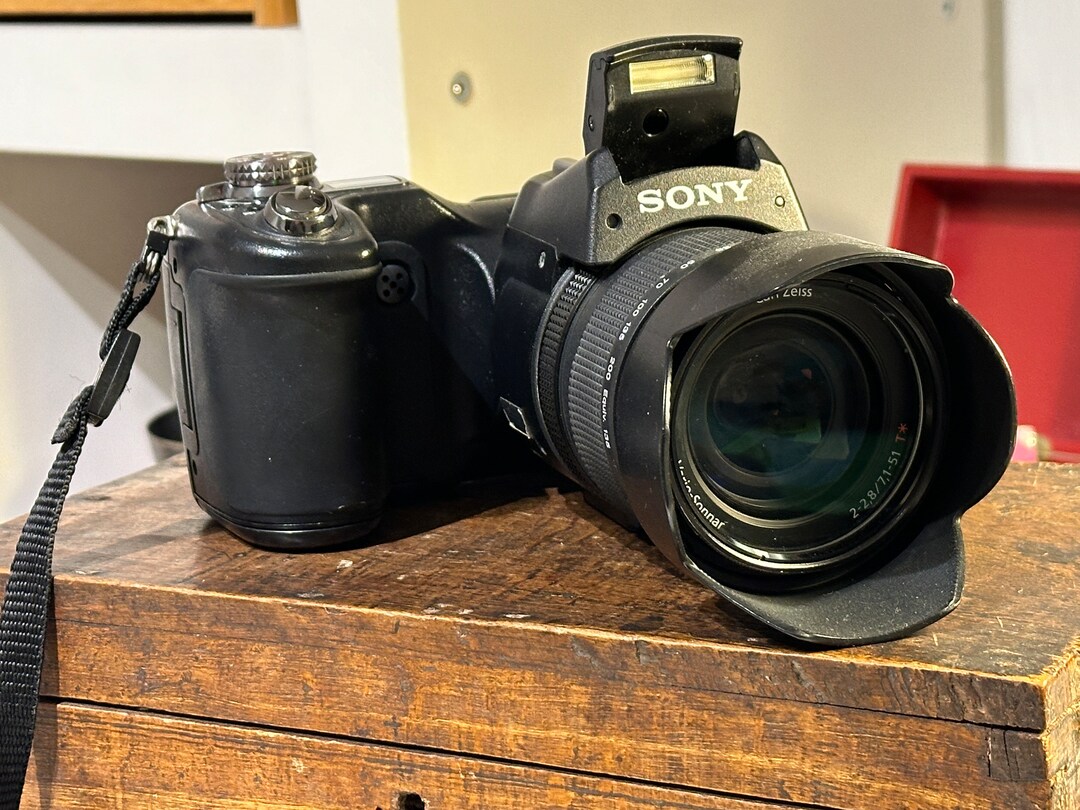 Sony Cybershot DSC-F828 8MP Digital Camera Black 7x Zoom Super HAD CCD ...