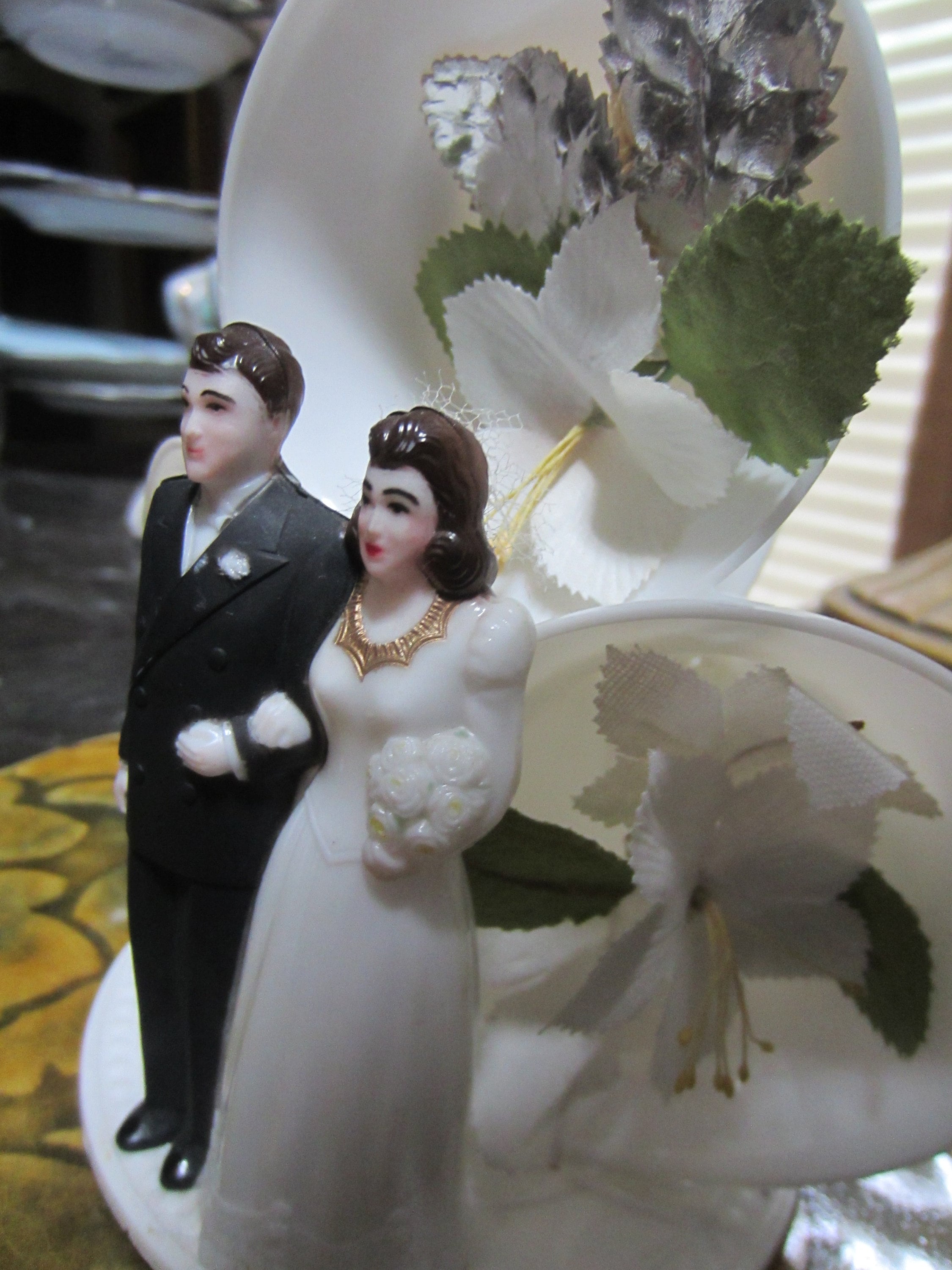 Bride and Groom Cake Topper, 1940's , WWII Hairstyles and Clothing ...
