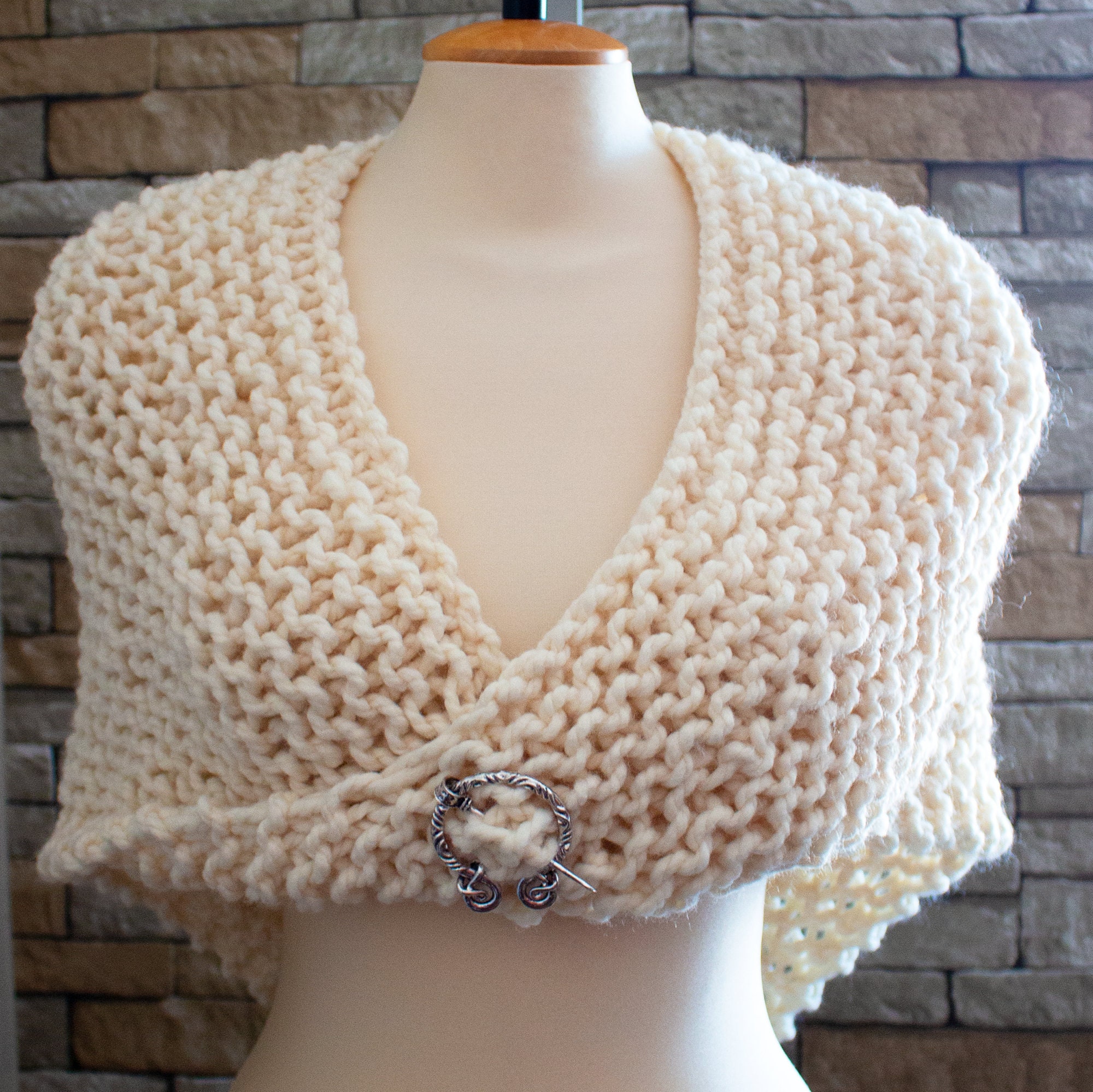 Outlander Inspired Claire's Infinity Cape With Silver Tone Penannular ...