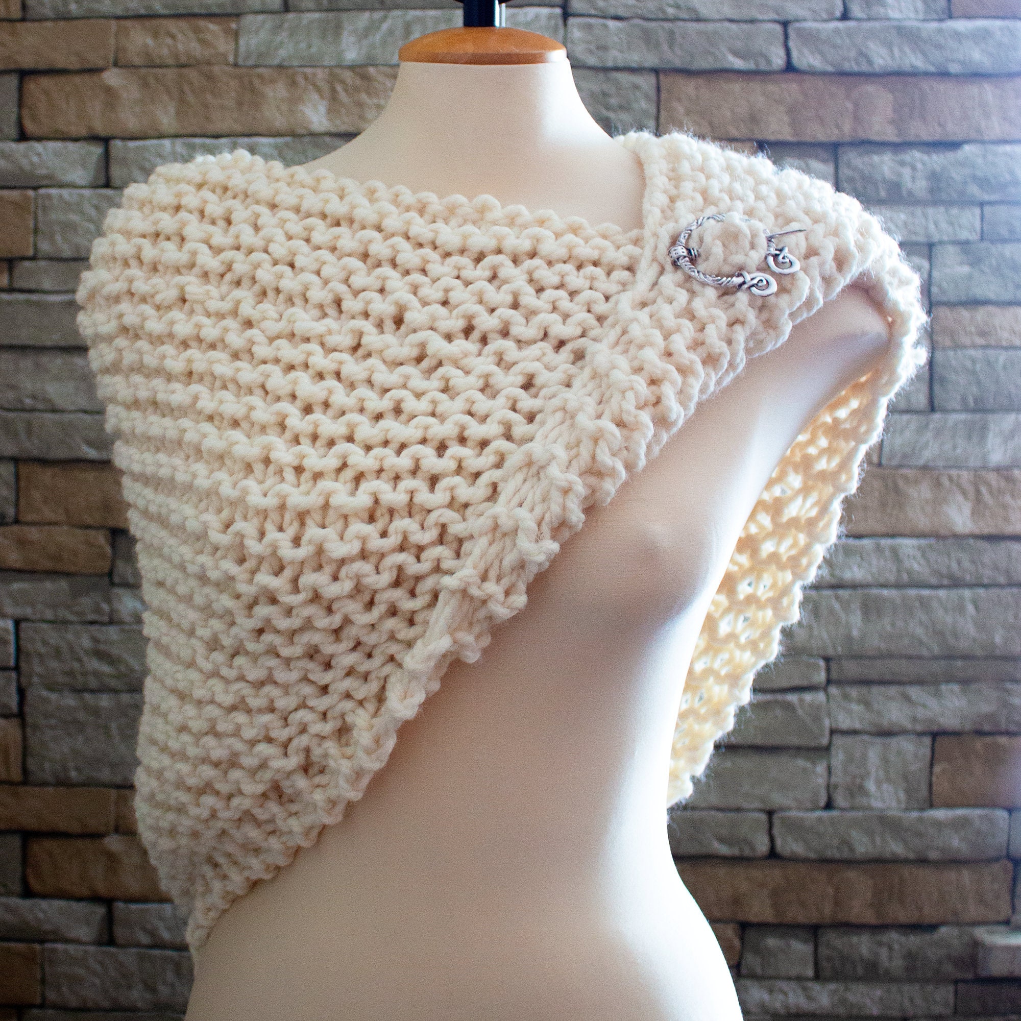 Outlander Inspired Claire's Infinity Cape With Silver Tone Penannular ...