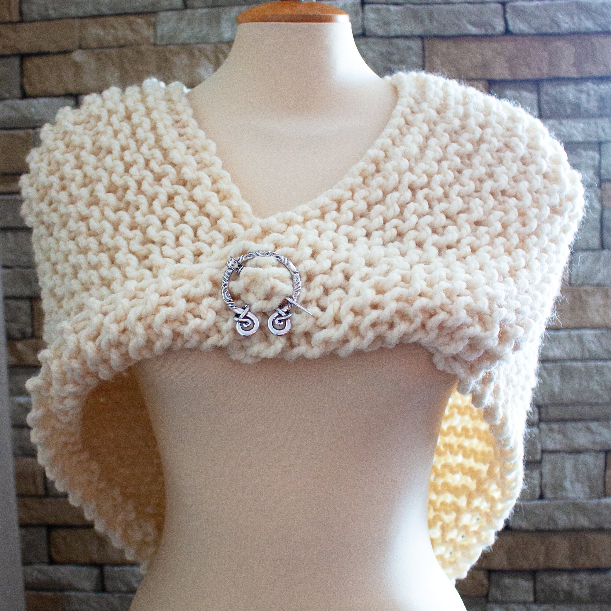 Outlander Inspired Claire's Infinity Cape With Silver Tone Penannular ...