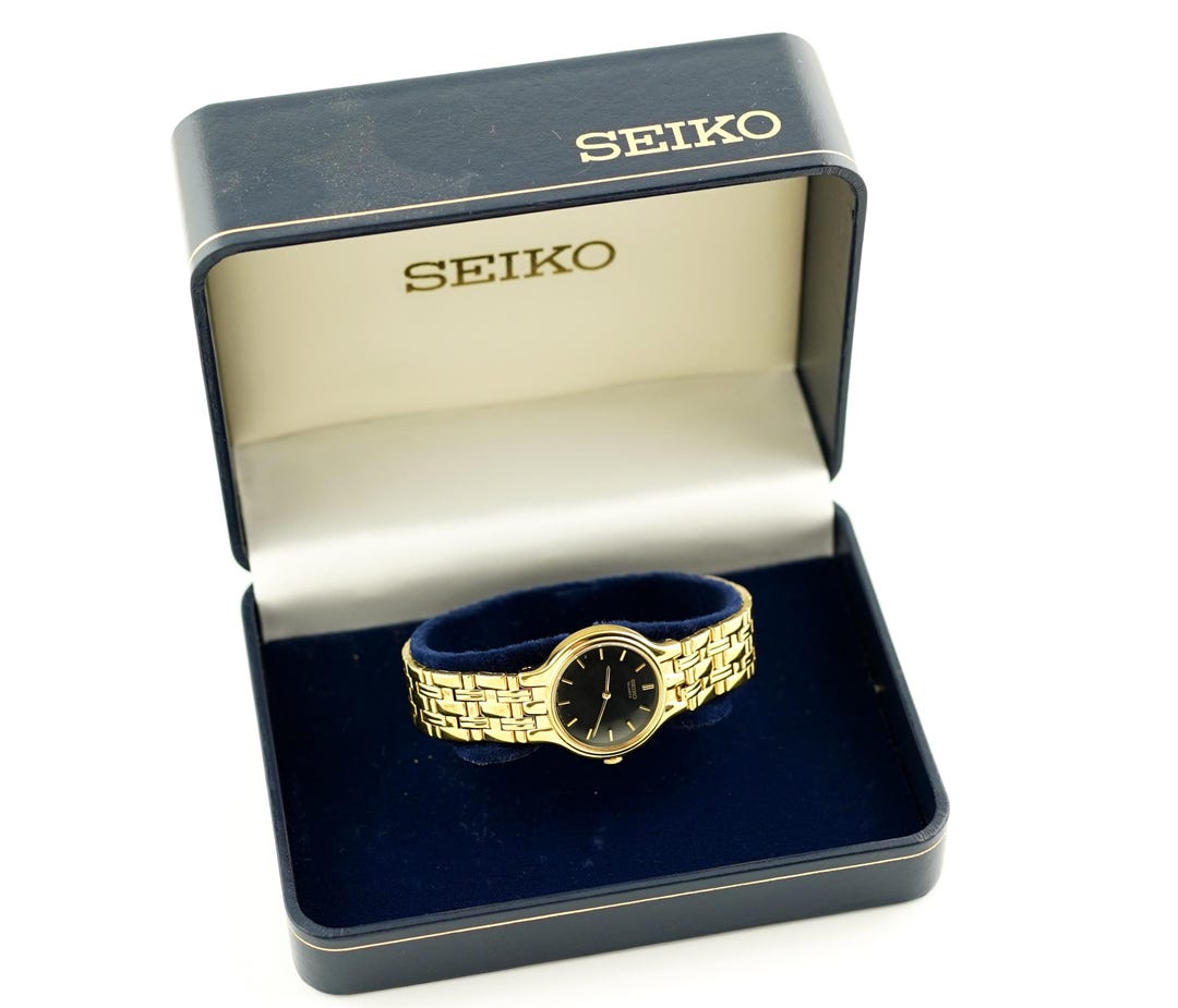 Chic Vintage Seiko Ladies Watch, Water Resistant, Round Flat Case ...