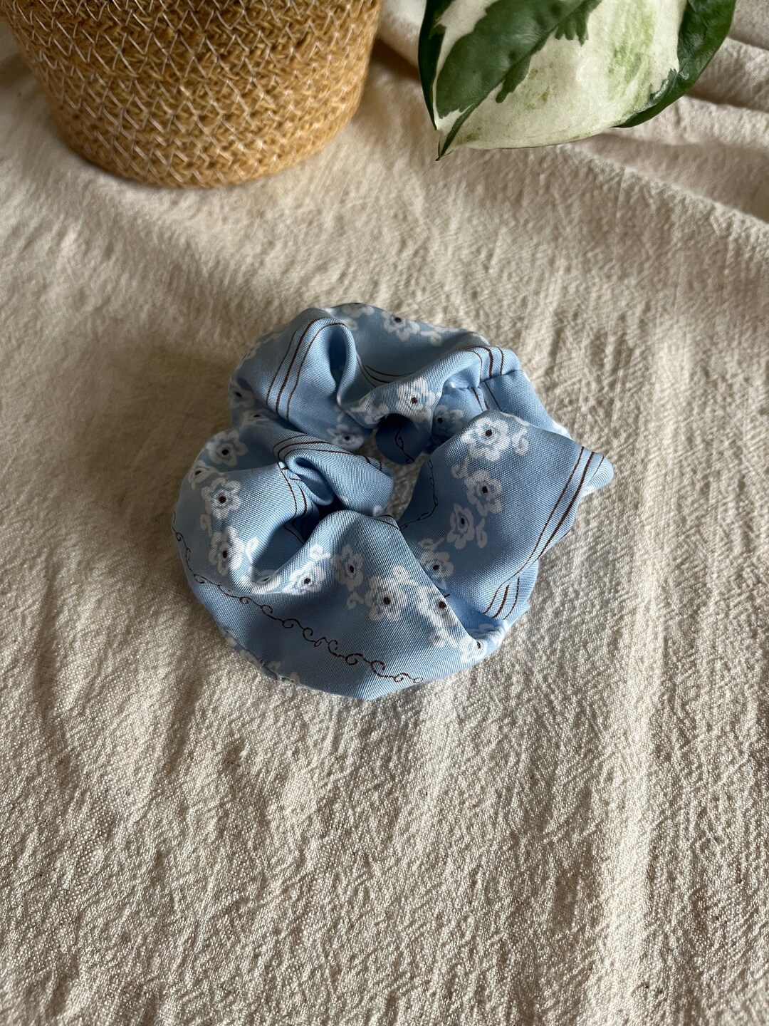 Lichtblauwe Baby Blauwe Scrunchie Met Wit Bloemenpatroon // Bloem ...