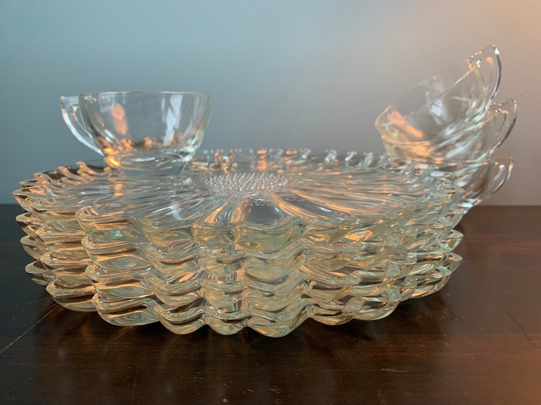Vintage Colony Glass Daisy Snack Set Garden Club Luncheon Plates Cups 8 ...