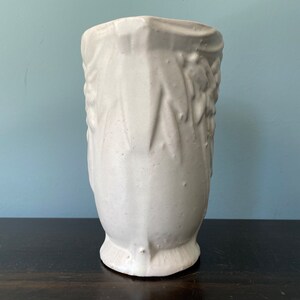 Vintage Nelson Mccoy Pottery Vase Leaves Berries Flowers Blossoms White ...
