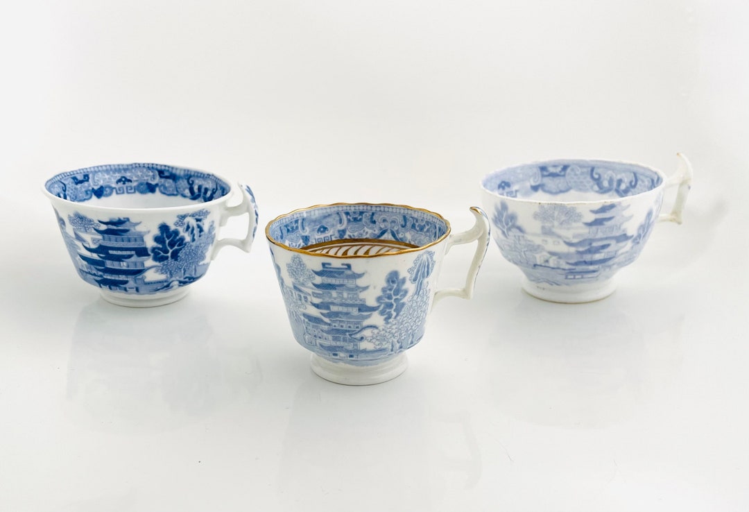 Three Chinoiserie Blue Willow Cups / Early 19th Century Willow Pattern ...