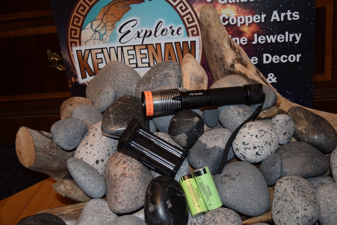 VIDEO FS Hunter Pro UV Flashlight 365NM for Fluorescent Sodalite ...