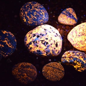 Yooper Stones Fluorescent Sodalites 1 Lb Lot Emberlites Lake Superior ...