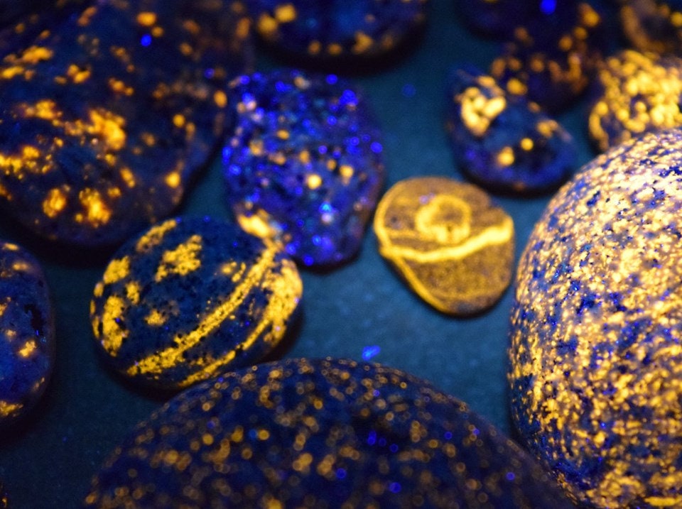 Yooper stones Fluorescent Sodalites 1 lb lot emberlites Lake | Etsy