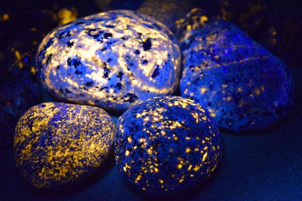 Yooper stones Fluorescent Sodalites 1 lb lot emberlites Lake | Etsy