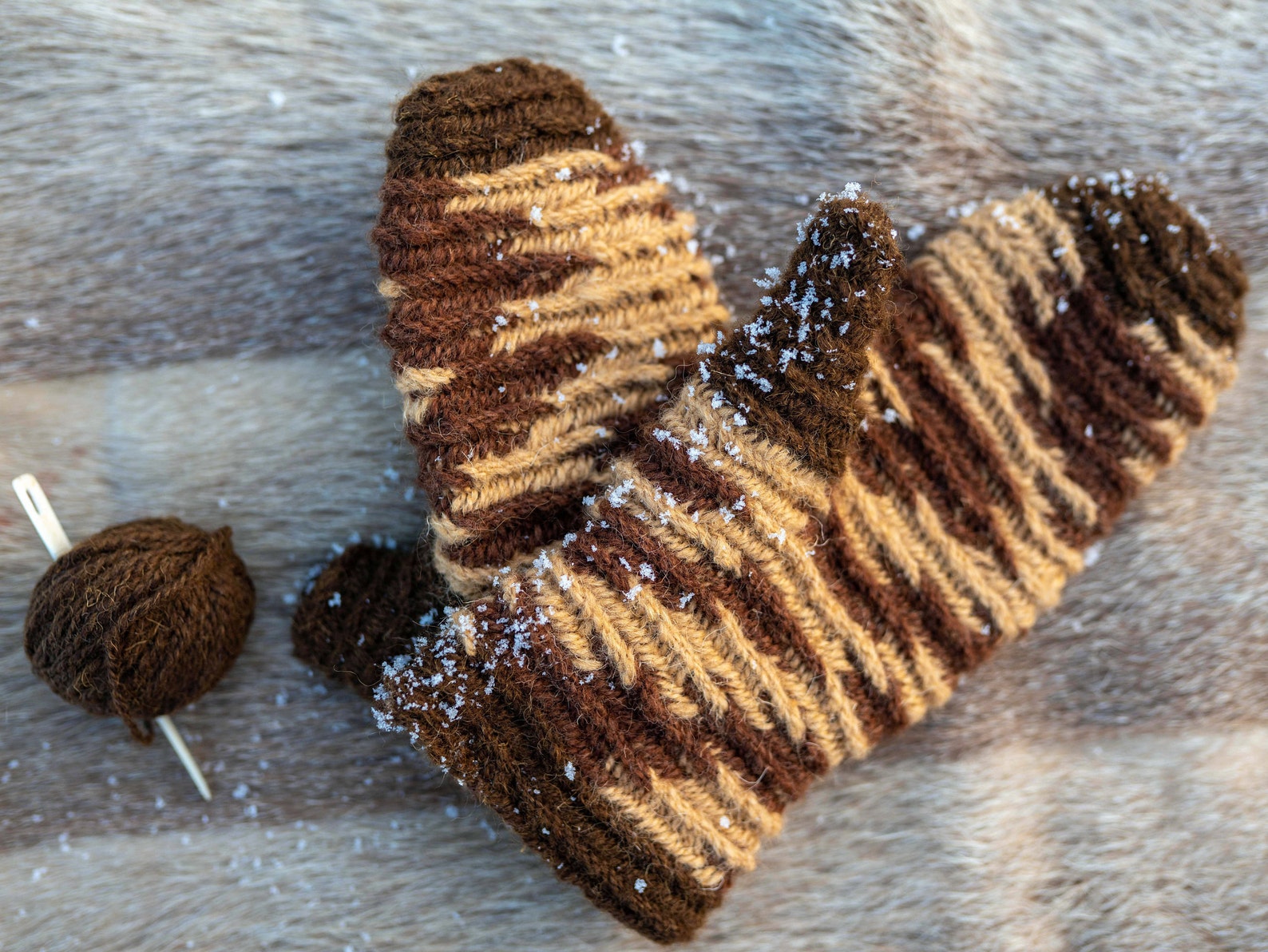 Nalbinding Spotted mittens Finnish Stitch custom order. | Etsy