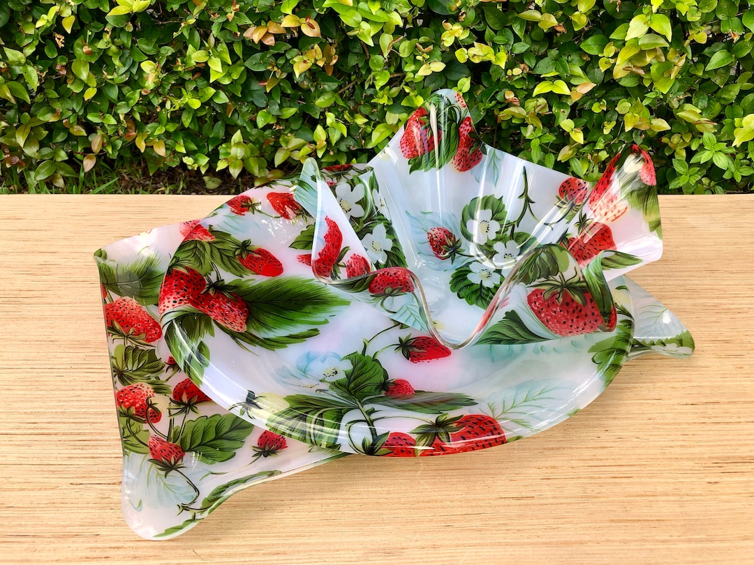 Vintage Red Green Round Trays & Handkerchief Bowl Strawberries Platter ...